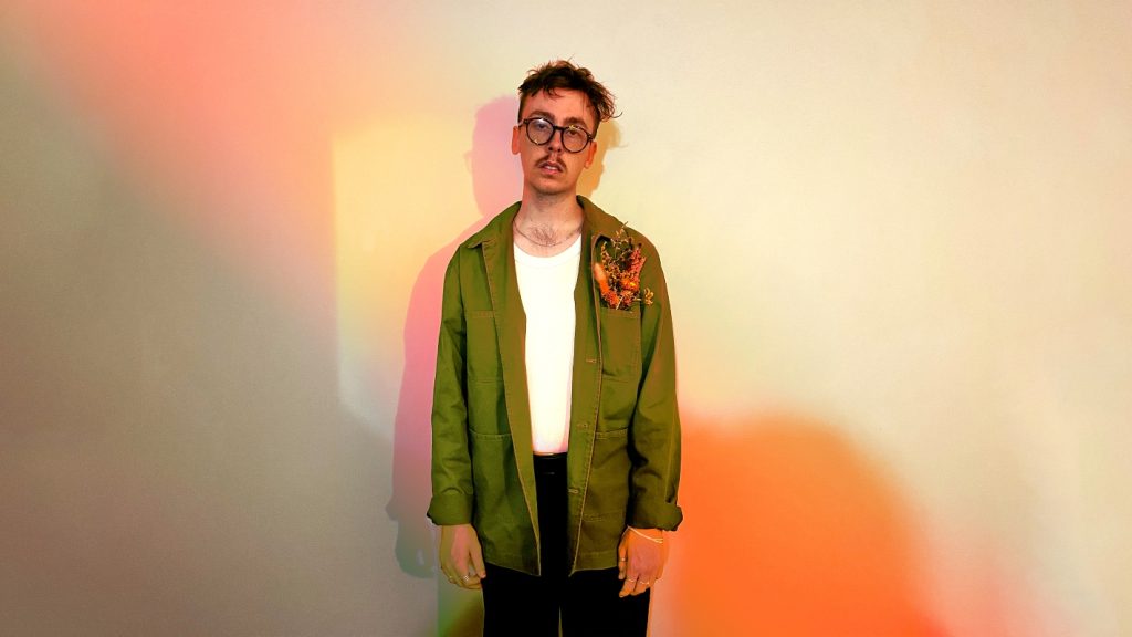 Imaginative musician munro brings colours to life with new video – DoofDoof